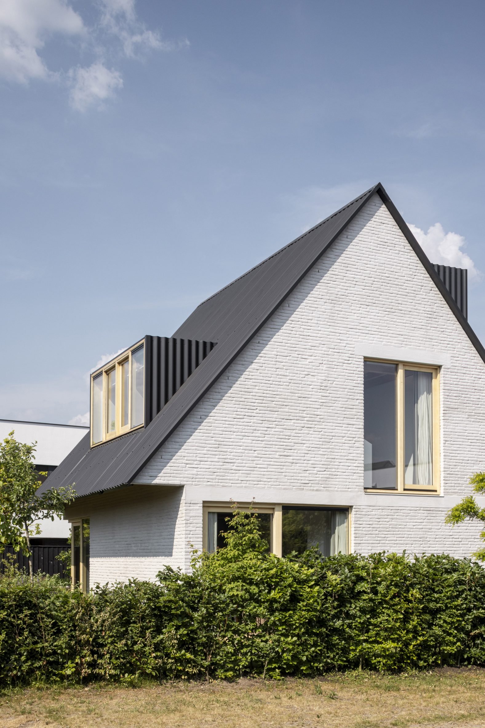 Chris Collaris Architects crowns Lime Wash House with oversized roof ...